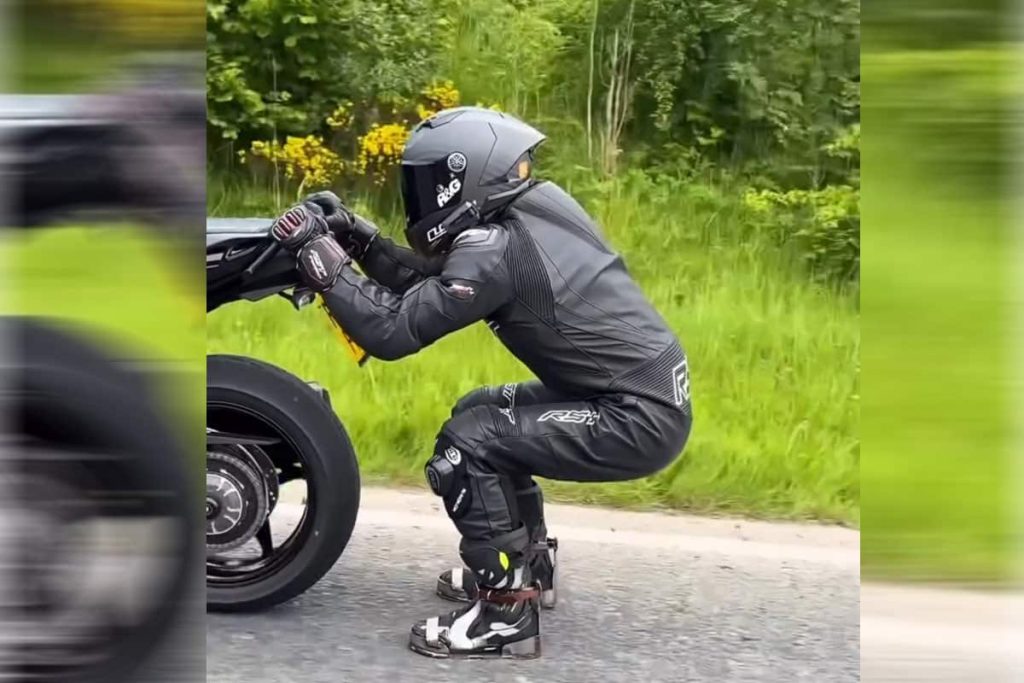 At almost 260 km/h, dragging his feet, hanging from his motorcycle and ...