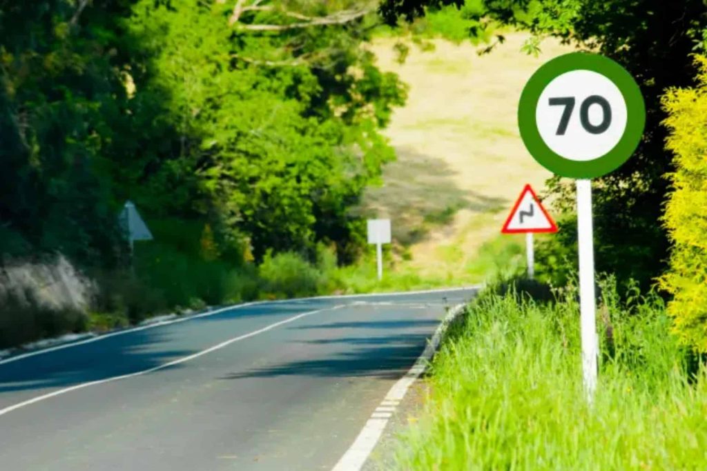 This is the meaning of the new green border on traffic signs - Theuth